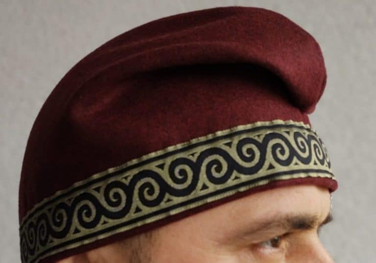 Povestea căciulii dacice, recreată în atelierul unui muzeograf ...