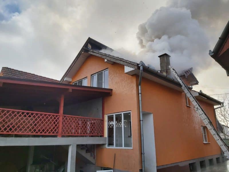 FOTO VIDEO Incendiu la Alba Iulia: Acoperișul unei case din cartierul Bărăbanț a luat foc - Alba24