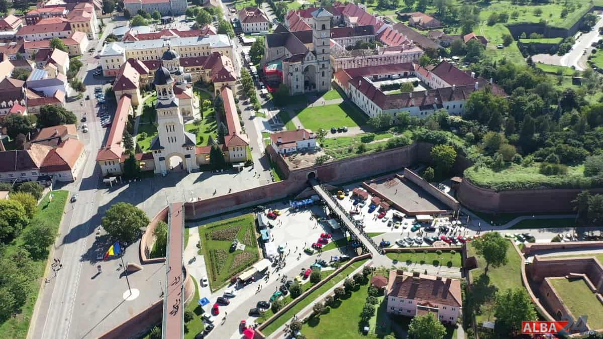 FOTO-VIDEO: Mașini tunate în Cetatea Alba Carolina. PROGRAM ”Cars and ...