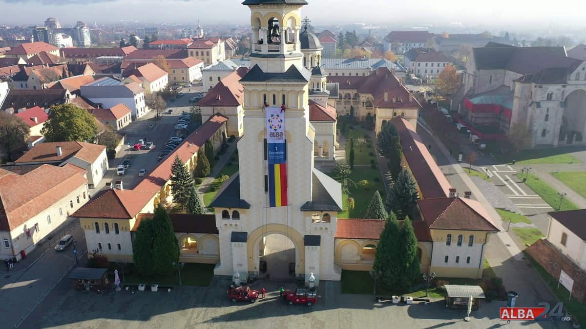 VIDEO: Drapelul național, arborat pe turnul Catedralei Încoronării din ...