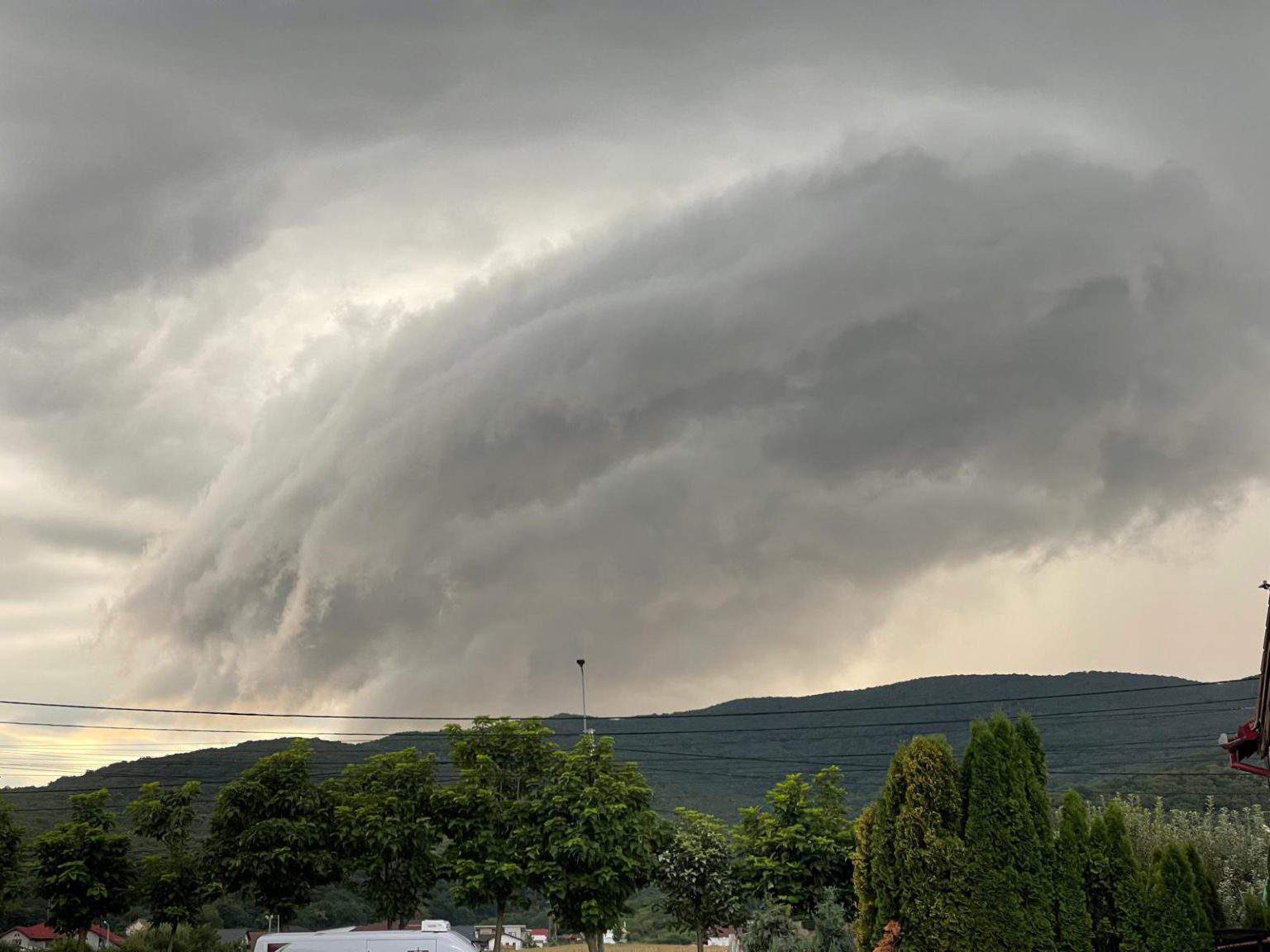 Alertă meteo Cod Roșu de vijelii puternice în Alba și alte județe din ...