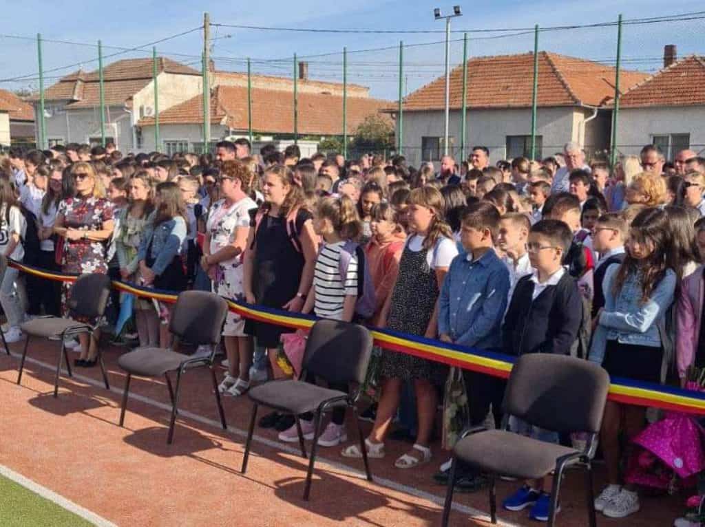 FOTO: Început de an școlar 2024-2025 la Teiuș. Momente pline de emoție ... FOTO: Început de an școlar 2024-2025 la Teiuș. Momente pline de emoție ...