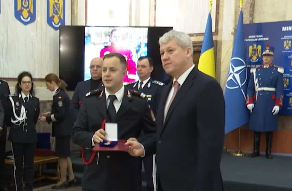 Adrian Todea de la ISU Alba a primit emblema de onoare MAI. A salvat ...