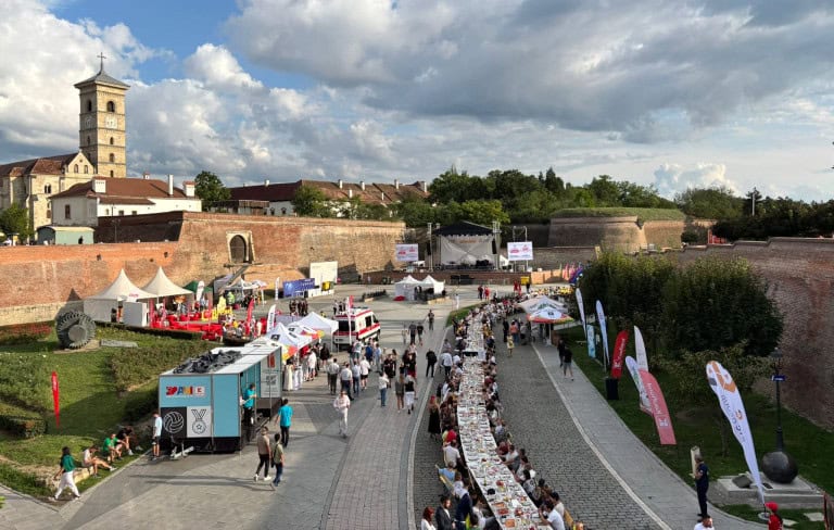 LIVE VIDEO: "Masa care Unește" la Alba Iulia. A început evenimentul ce marchează un nou record ...
