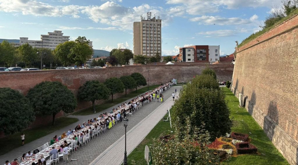 VIDEO: Masa care unește 10.000 de oameni în Alba Iulia, FILMATĂ COMPLET. Momente memorabile în ...