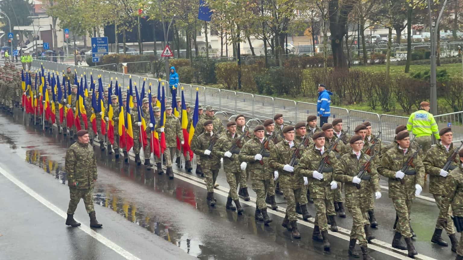 LIVE VIDEO: Repetiții pentru parada militară de la Alba Iulia din 1 ...