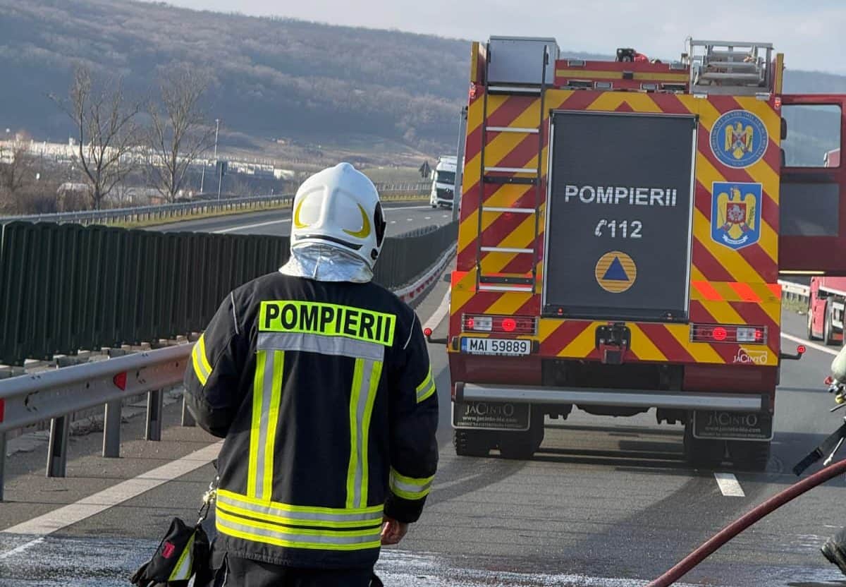 INCENDIU pe Autostrada A10, între Aiud și Turda. O mașină a luat foc ...