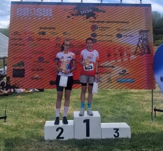 Elevi de la Colegiul Național Militar din Alba Iulia, pe podiumul ...