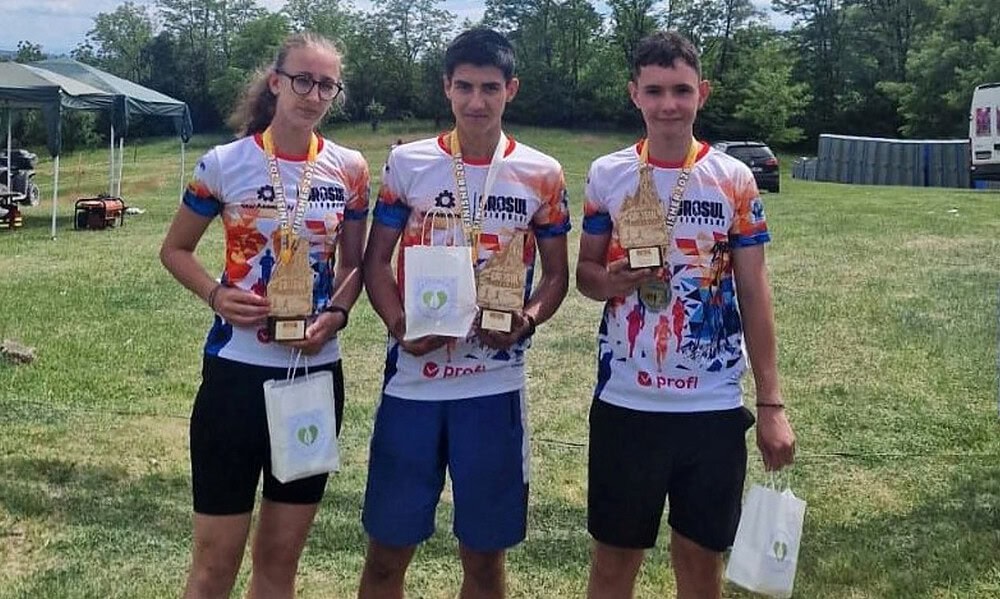 Elevi de la Colegiul Național Militar din Alba Iulia, pe podiumul ...