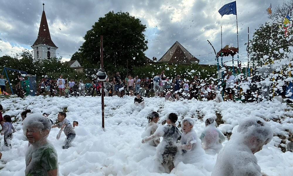 Foto: Ziua copilului, la Șona. Spuma party, tobogane și spectacole cu ...